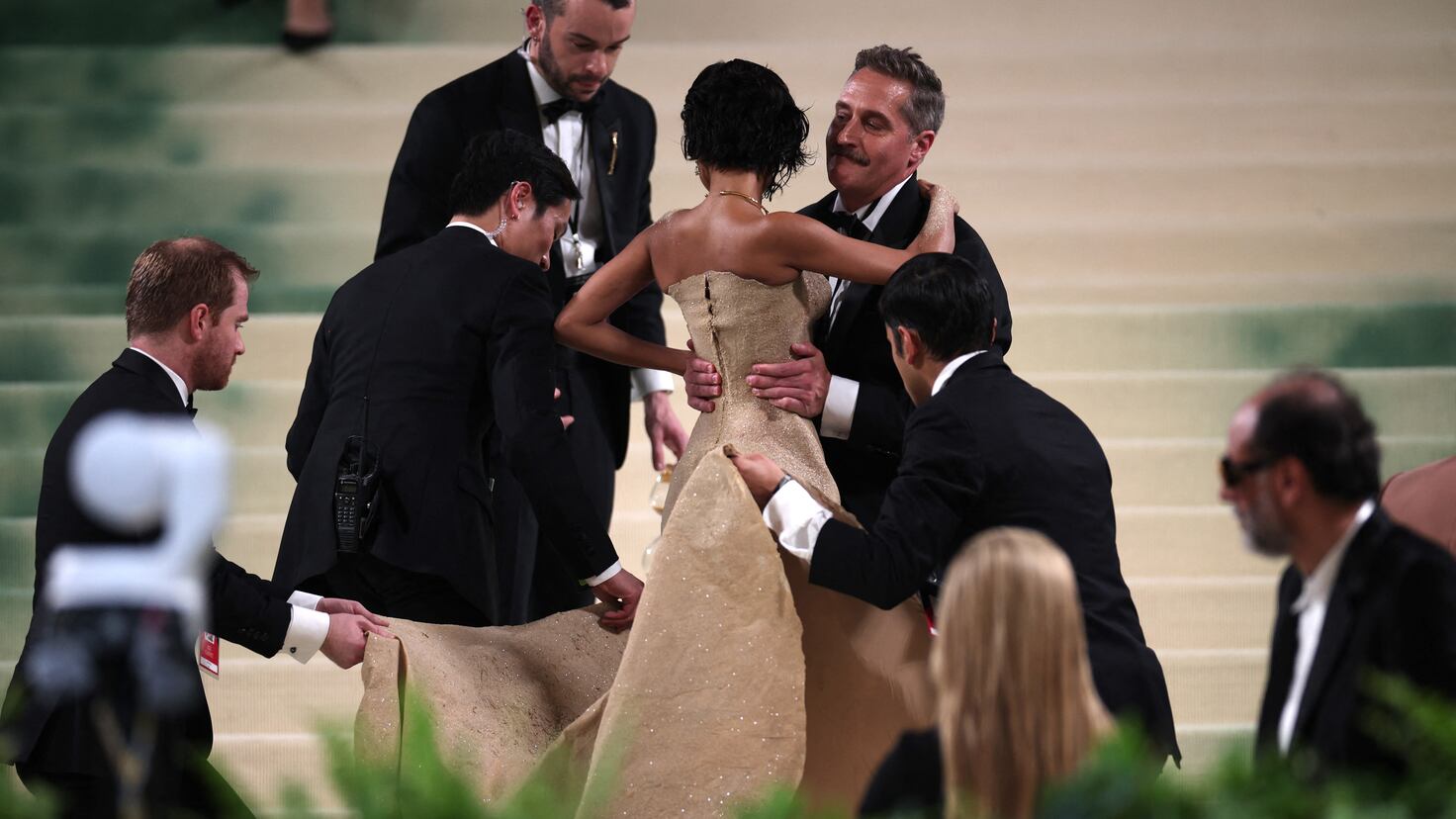 Viral moment from the Met Gala: Tyla gets carried up the stairs - AS USA Viral moment from the Met Gala: Tyla gets carried up the stairs - AS USA