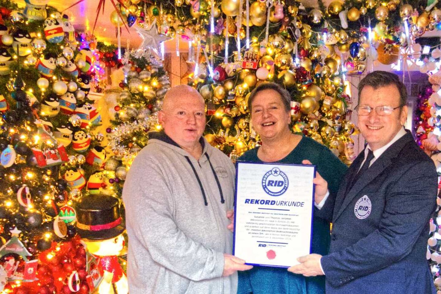 This couple has 605 Christmas trees in their home: all of them are ...