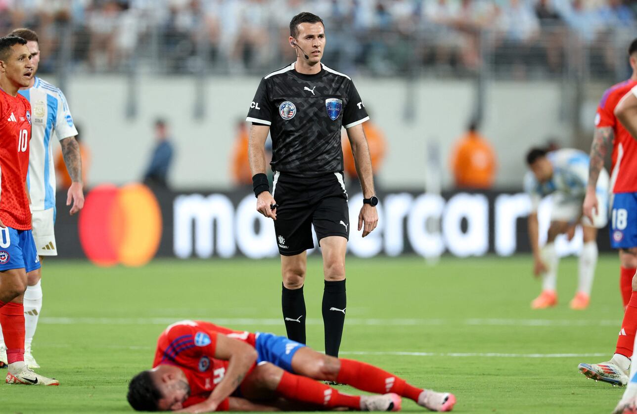 Who is Andrés Matonte, the referee for Argentina - Ecuador in the Copa ...