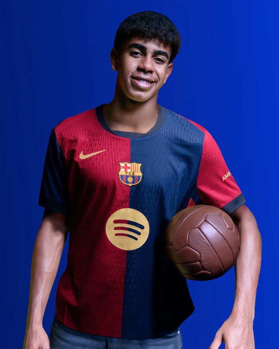 Blaugrana sin rayas, el Barça presenta su nueva camiseta - AS.com