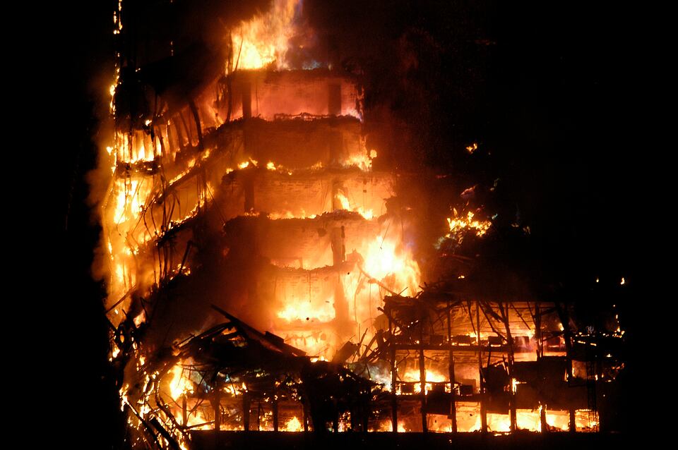 Así fue el incendio de la Torre Windsor en pleno corazón financiero de ...