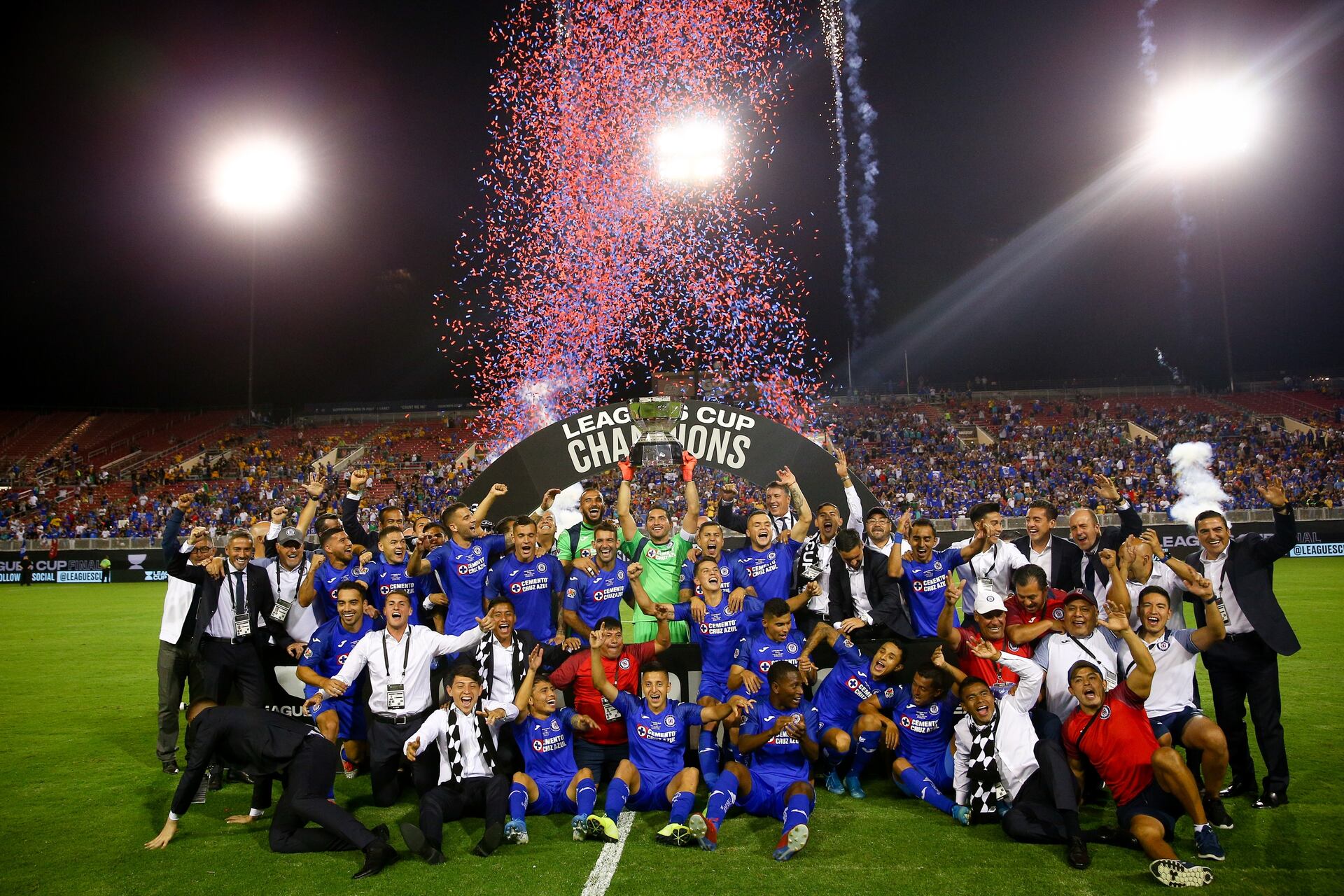 Cruz Azul asalta el segundo lugar con polémica - AS México