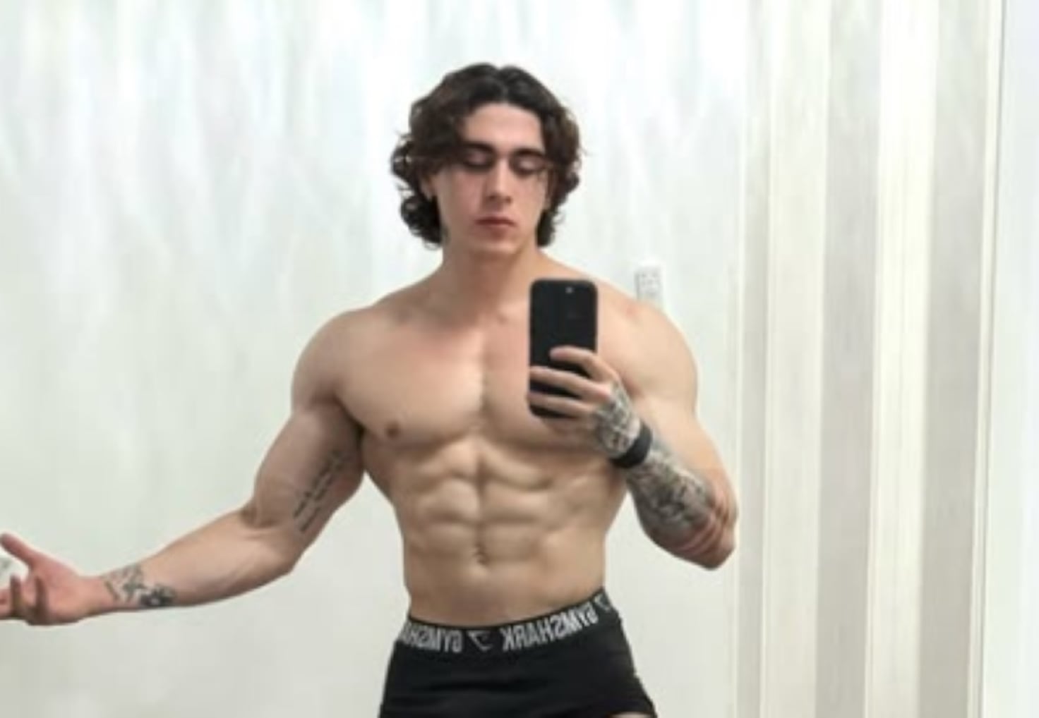 Quién es Carlos Belcast, el influencer fitness mexicano rival de Andoni ...