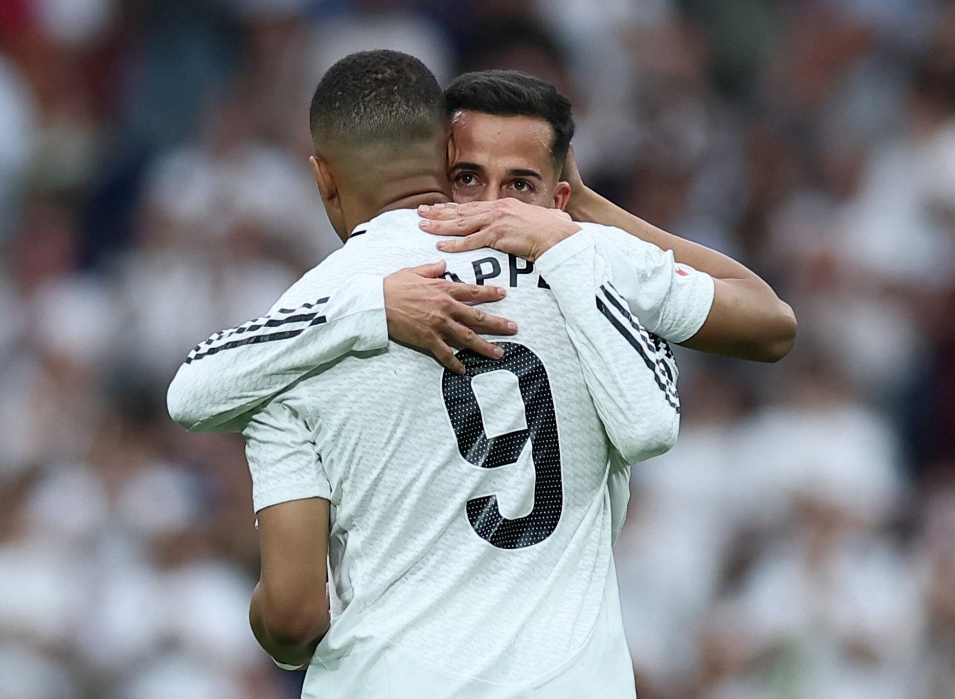 La emotiva despedida del Bernabéu a Modric y Ancelotti - AS.com