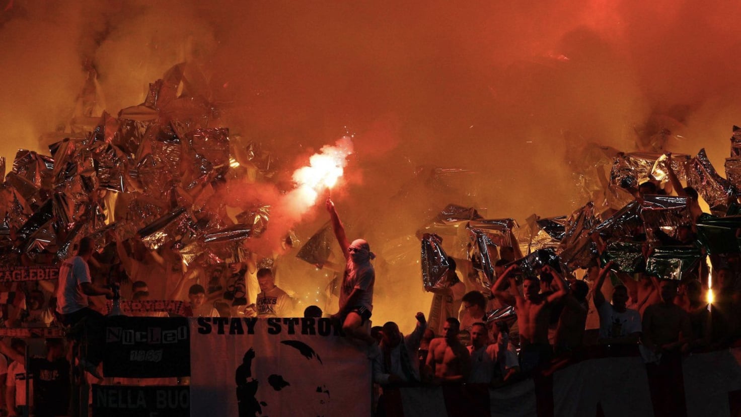 Pelea entre ultras de Betis, Atleti, Barça y Sevilla - AS.com Pelea entre ultras de Betis, Atleti, Barça y Sevilla - AS.com