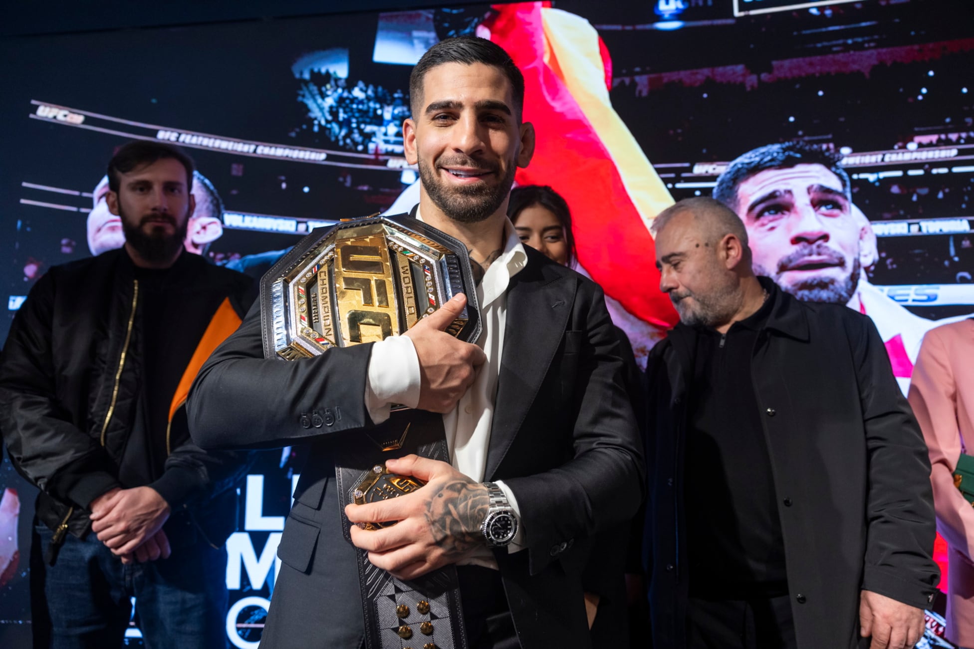 Ilia Topuria, rueda de prensa con su flamente cinturón de campeón de la ...