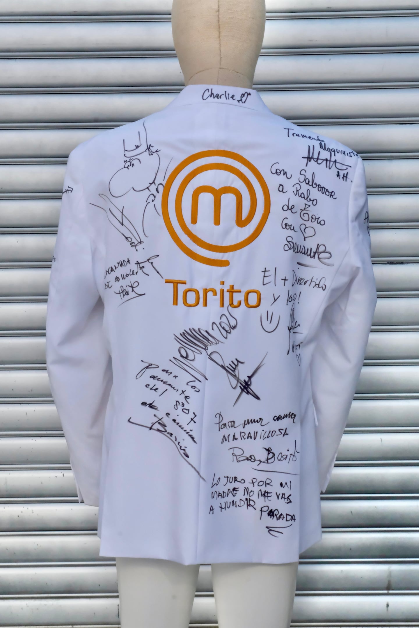 Sale a subasta una chaqueta de ‘MasterChef’ firmada por los ...