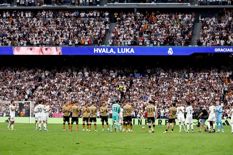 La emotiva despedida del Bernabéu a Modric y Ancelotti - AS.com