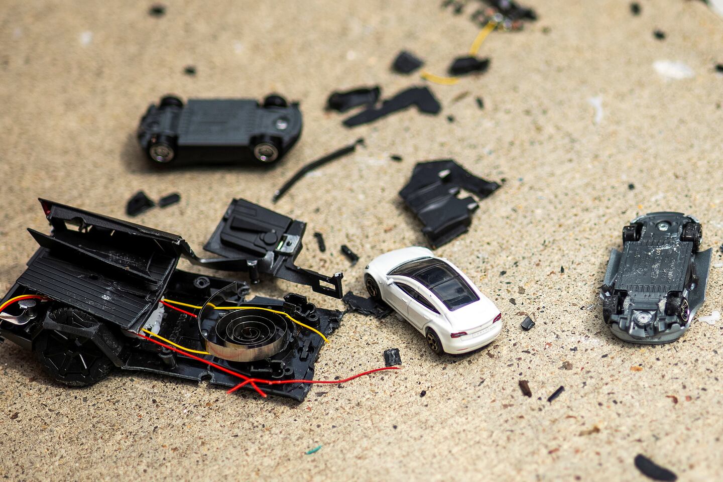 Elon Musk in trouble: angry protesters invade Tesla showrooms - AS USA