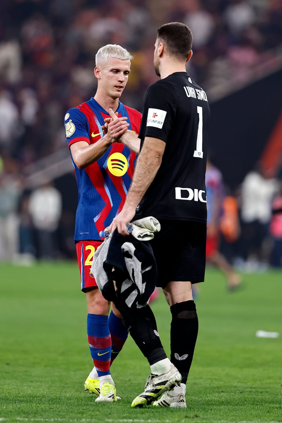 Las imágenes más comentadas del partido: el consuelo de los jugadores ...