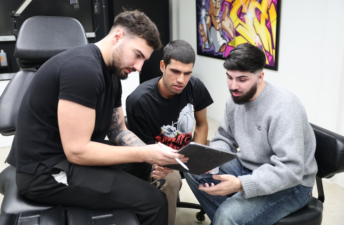 Carlos Alcaraz presenta su nuevo tatuaje realizado por Ganga - AS.com