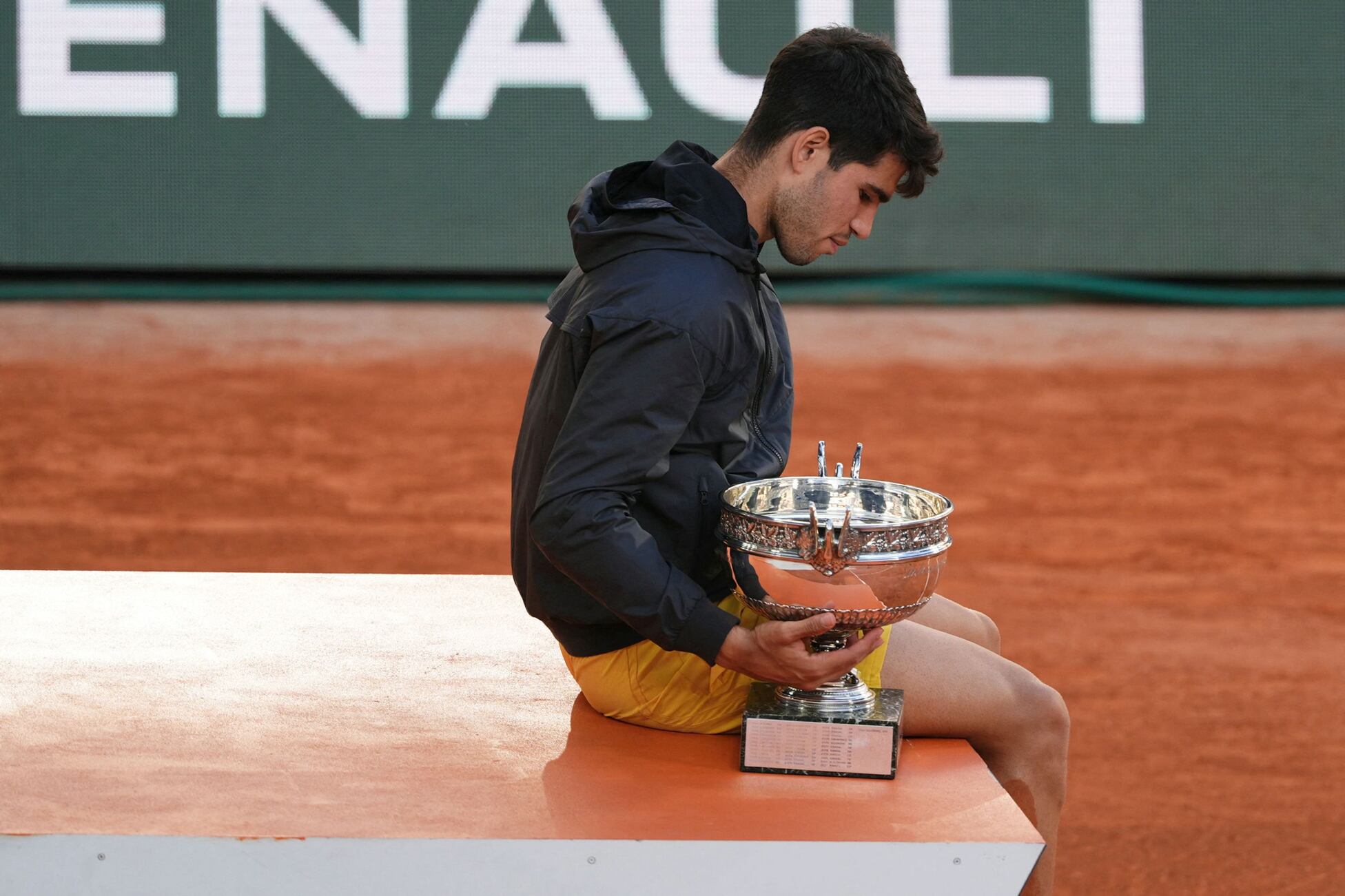 Felicidad absoluta, así ha celebrado Alcaraz su primer Roland Garros ...