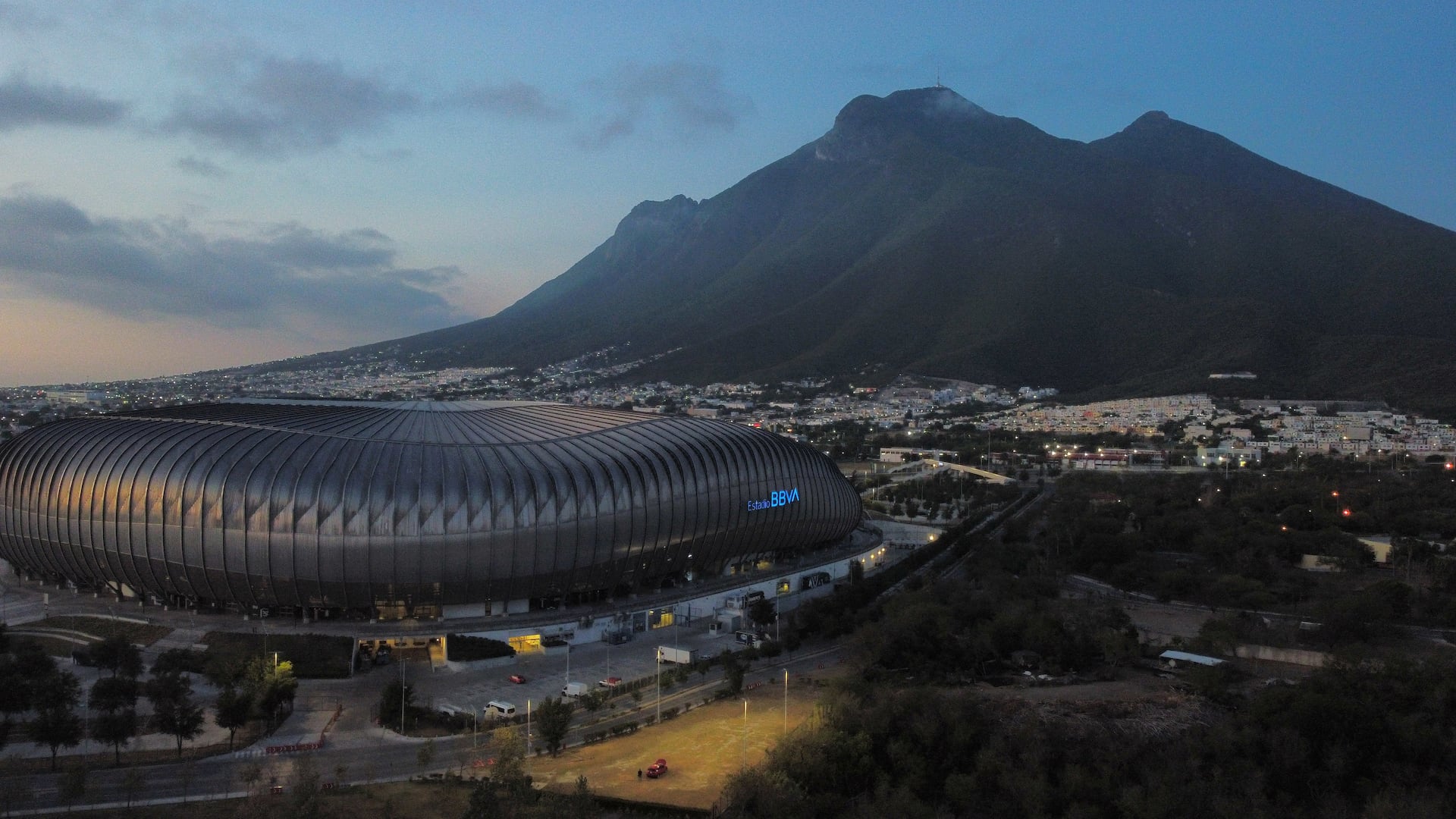 Where is the CF Monterrey stadium? Mountain behind Estadio BBVA - AS USA