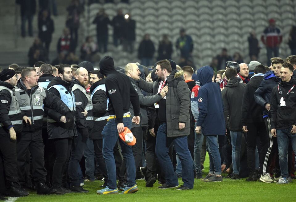 Ligue 1: Los ultras del Lille invadieron el campo y se fueron a por los ...