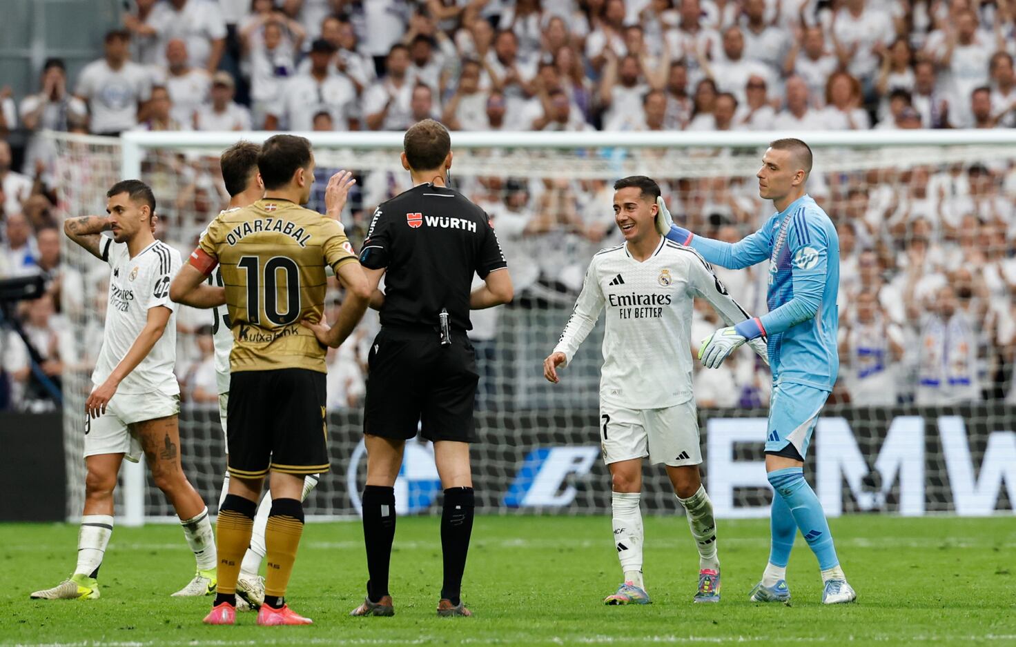 La emotiva despedida del Bernabéu a Modric y Ancelotti - AS.com