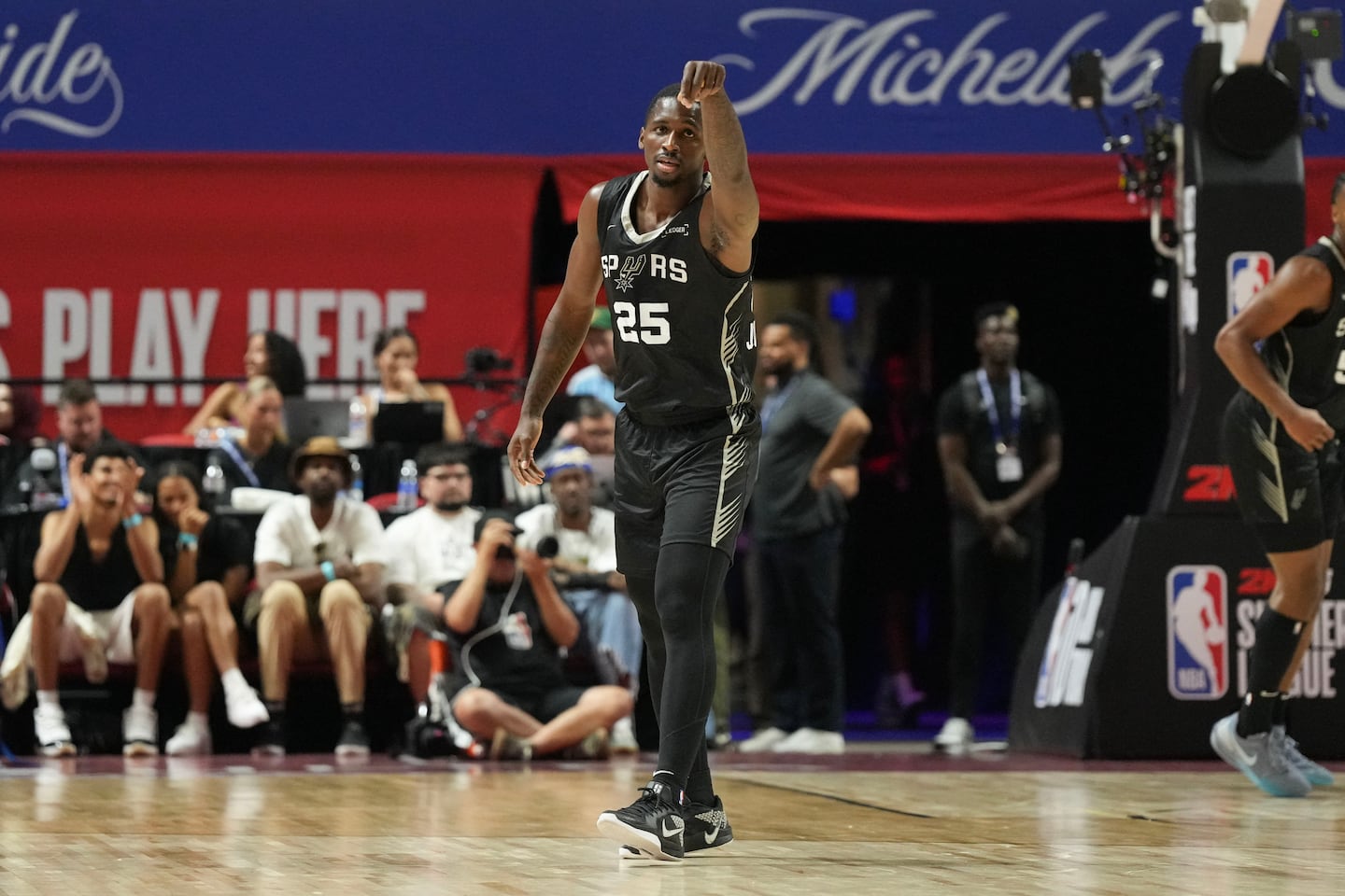 David Jones-García brilla en la Summer League y firma con los San ...