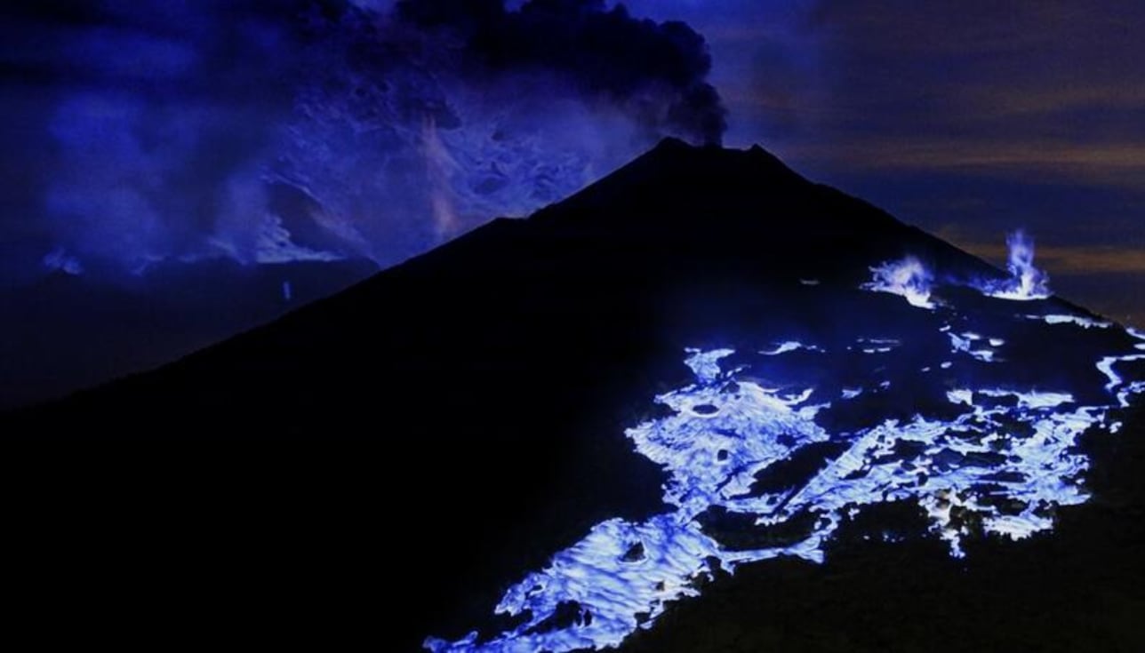 Así es el volcán que escupe lava azul en Indonesia - Meristation