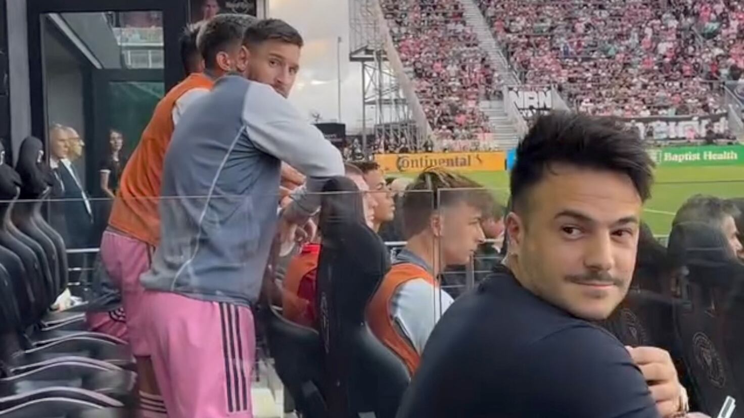 Influencer cumple su sueño de sentarse junto a Messi y se vuelve viral ... Influencer cumple su sueño de sentarse junto a Messi y se vuelve viral ...