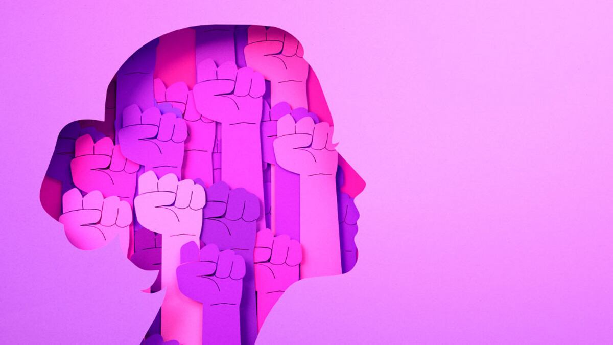 El sorprendente origen de la bandera feminista que se usa en la marcha ...