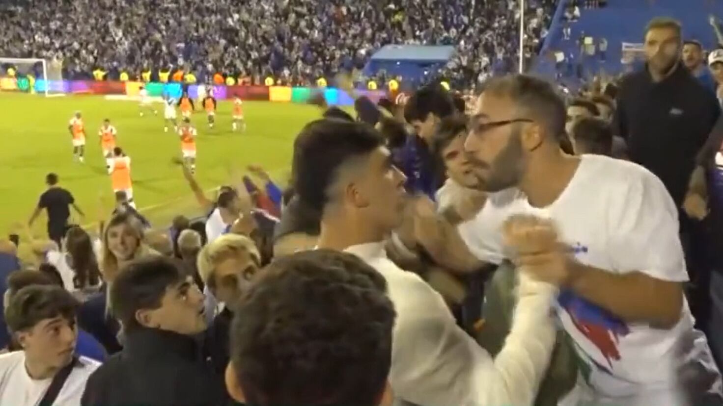 El tenso momento de la familia de Quinteros con los hinchas de Vélez ... El tenso momento de la familia de Quinteros con los hinchas de Vélez ...