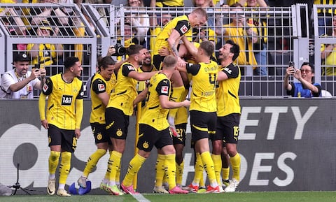 What does BVB mean on the Borussia Dortmund badge? - AS USA