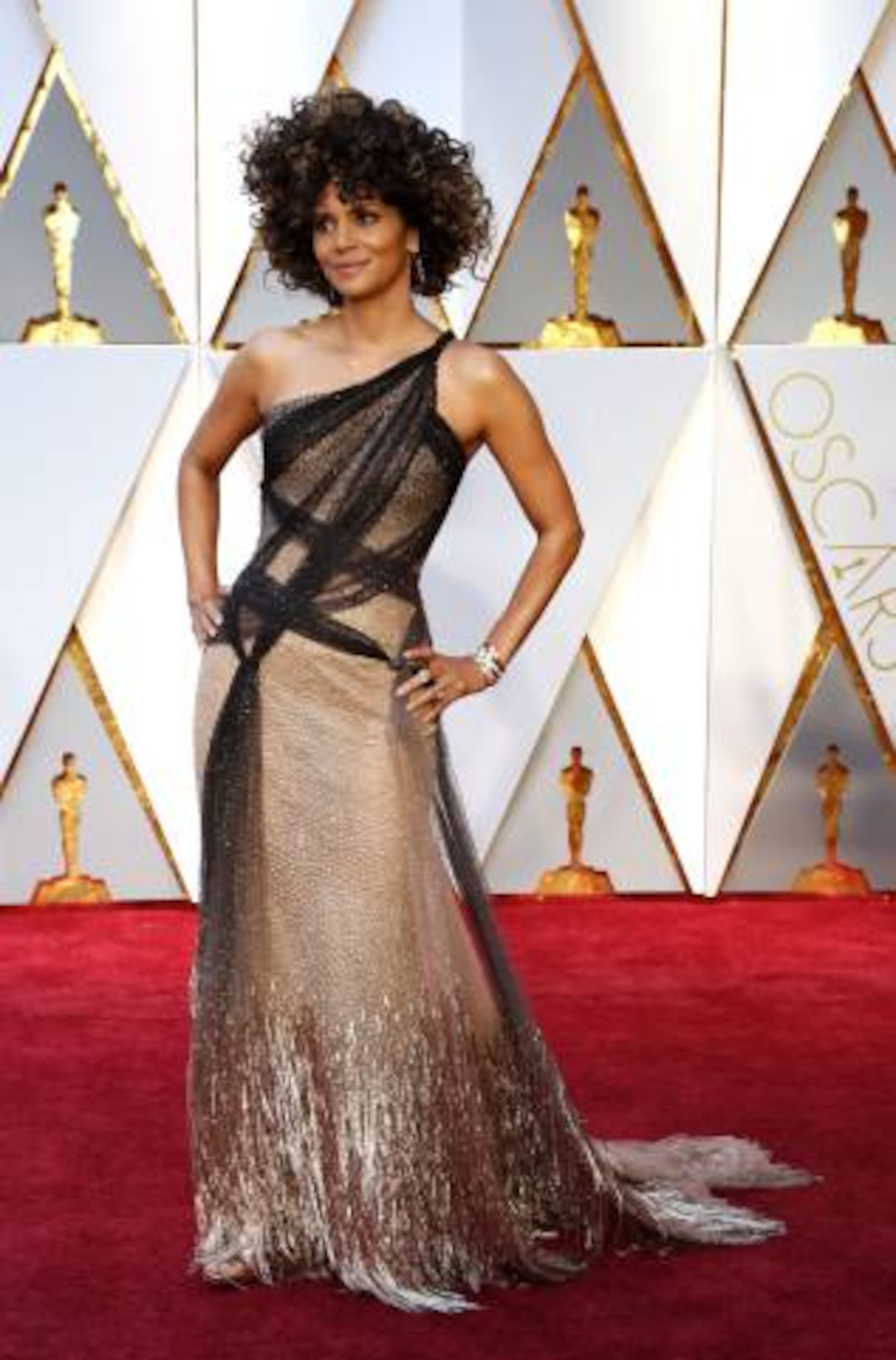 La vida personal de Halle Berry, la eterna ‘chica Bond’ que vivió en un ...