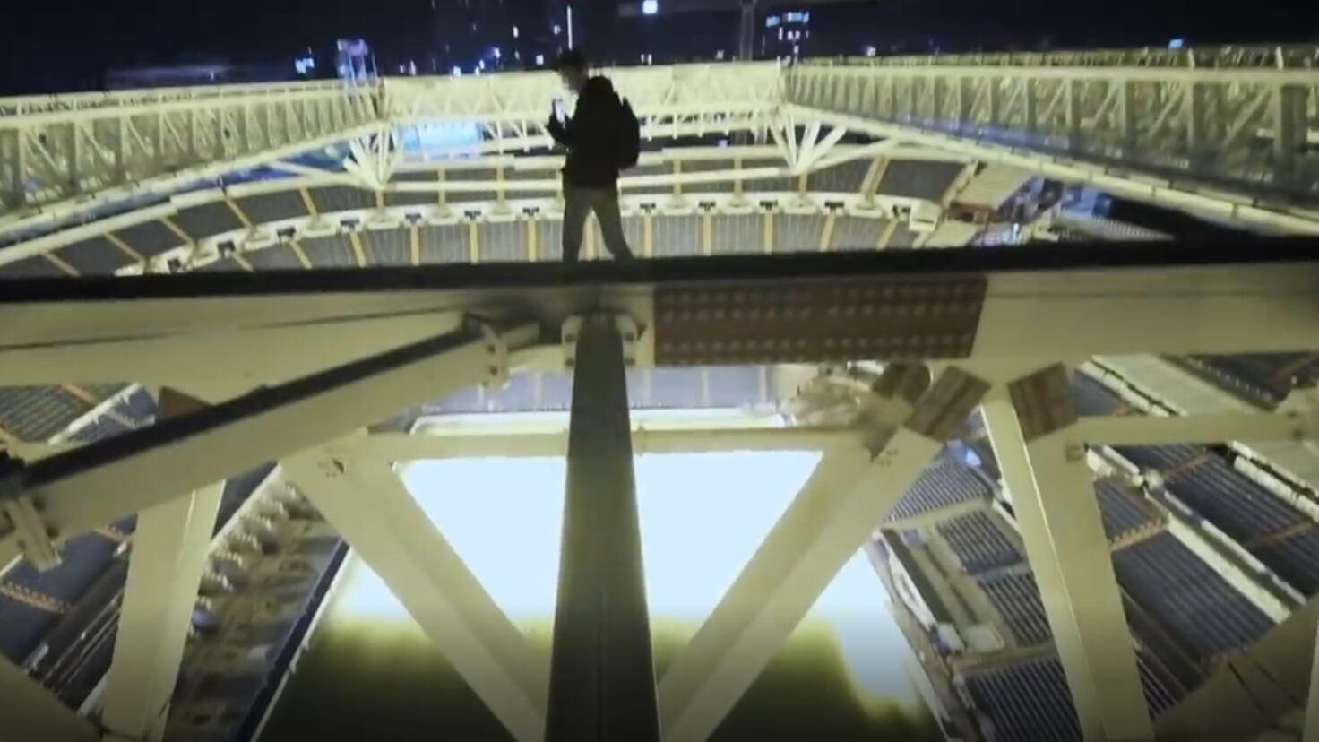 Burla la seguridad del Bernabéu, escala a la cubierta y nos deja una ... Burla la seguridad del Bernabéu, escala a la cubierta y nos deja una ...